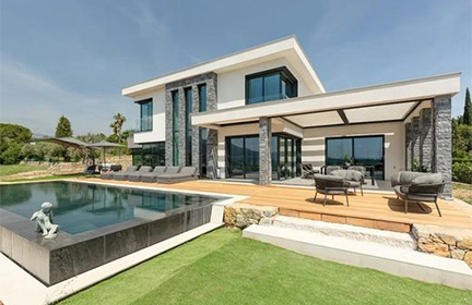 Screens and a bladed roof shield a sun-drenched villa | Renson