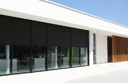 Screens for curtain walls | Cools and preserves view | Renson US